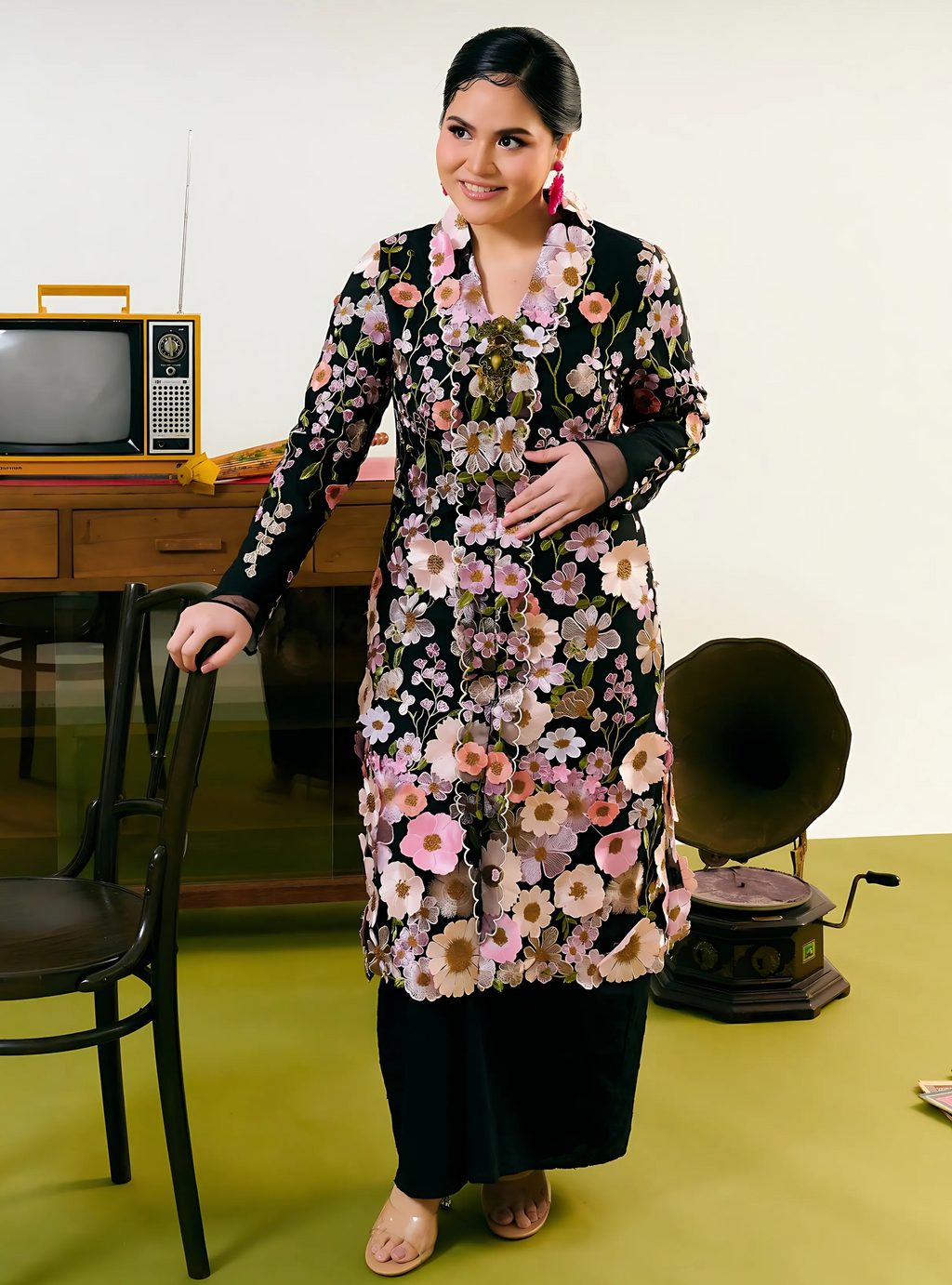 Tun Laila 3D Embroidered Kebarung - Black Pink – CURVA FABULOUS