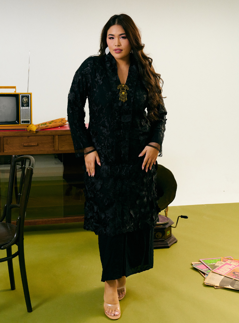 Tun Laila 3D Embroidered Kebarung - All Black – CURVA FABULOUS