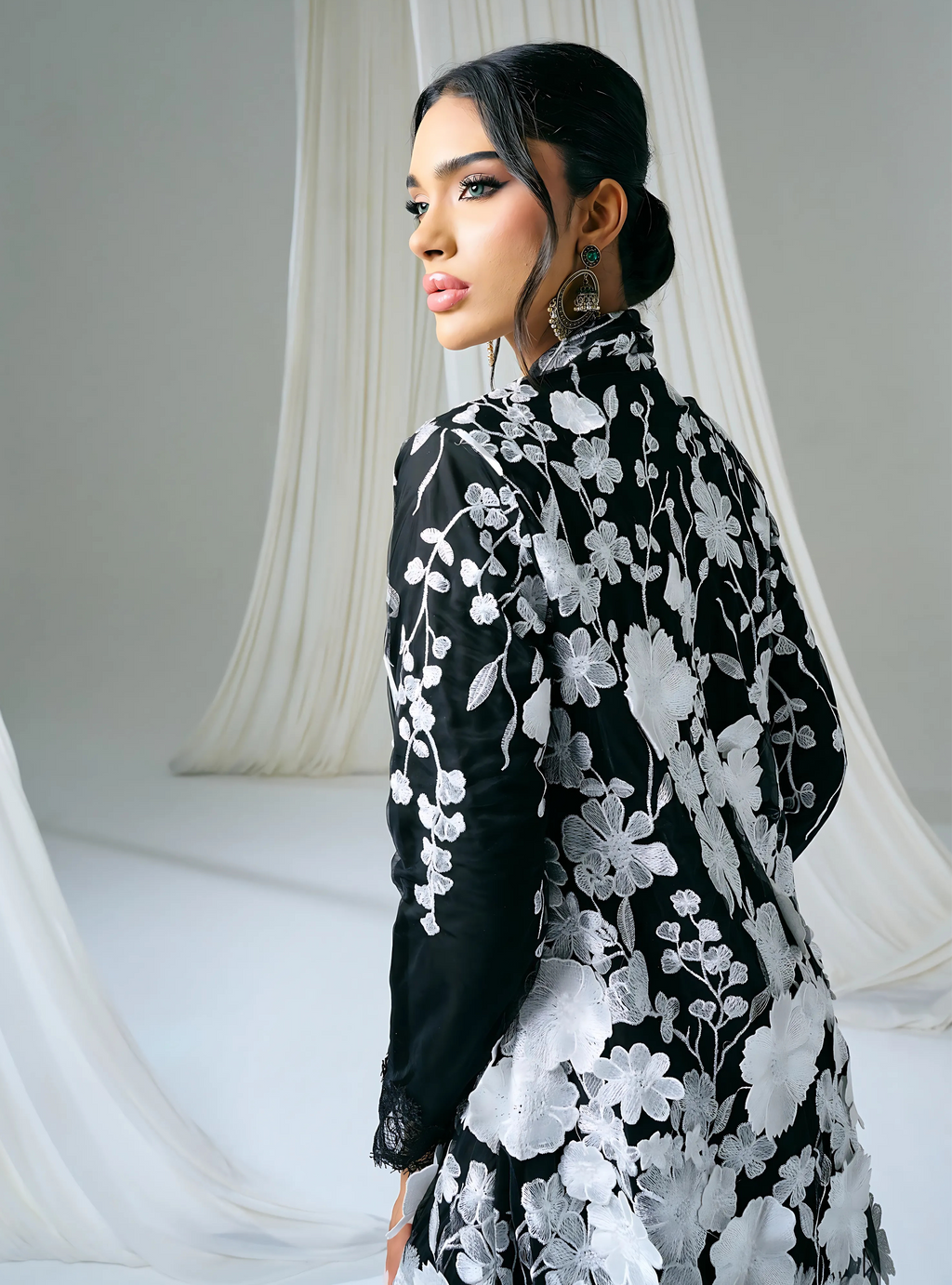 Tun Embun 3D Embroidered Kebaya Kurung - Black White – CURVA FABULOUS