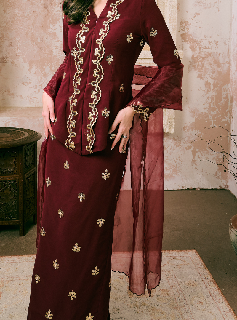 Amira Organza Selendang - Maroon – CURVA FABULOUS